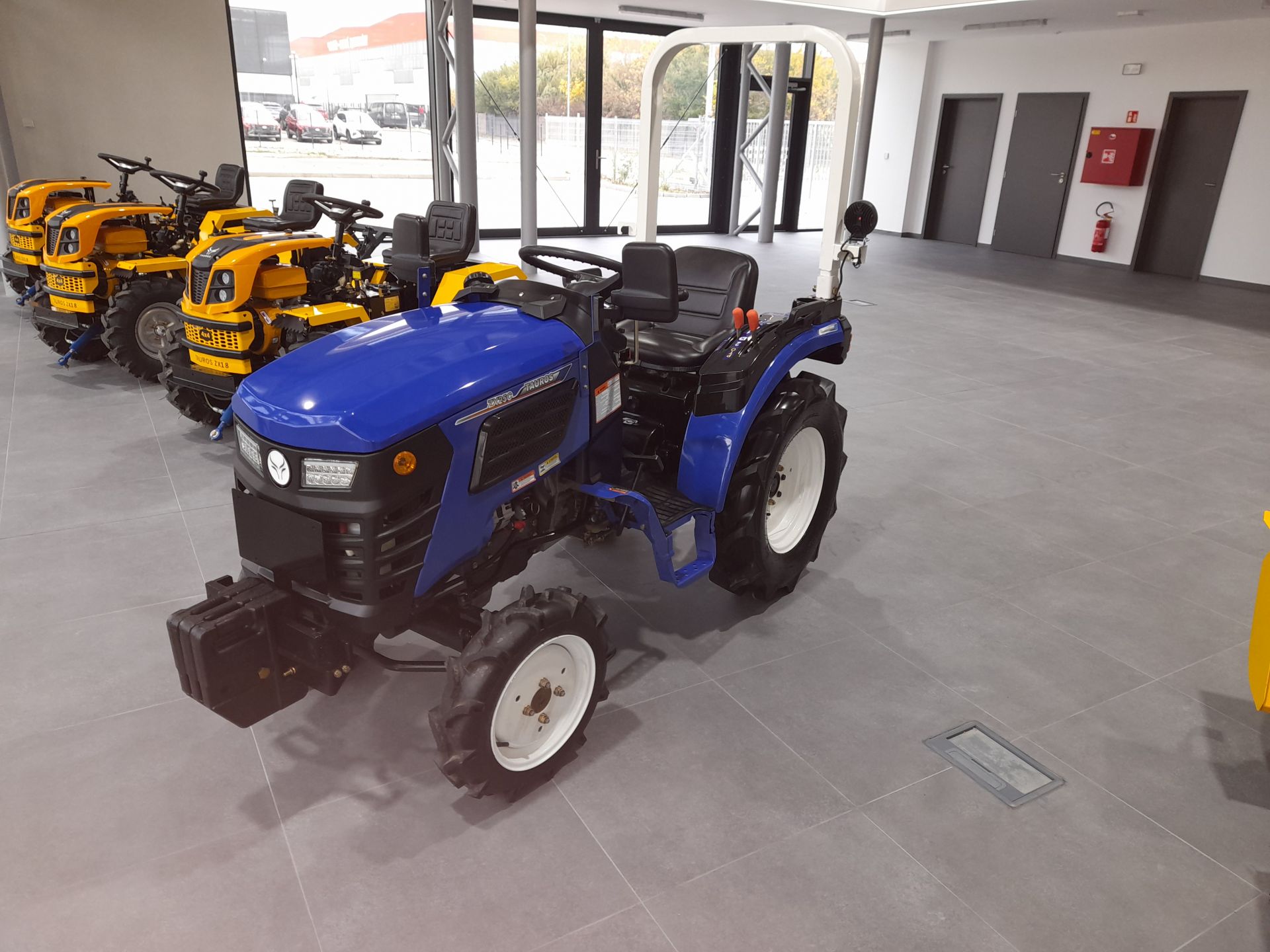 Eladó Taurus Tauros ZX25 4x4 keskeny nyomtávú kertészeti traktor ...