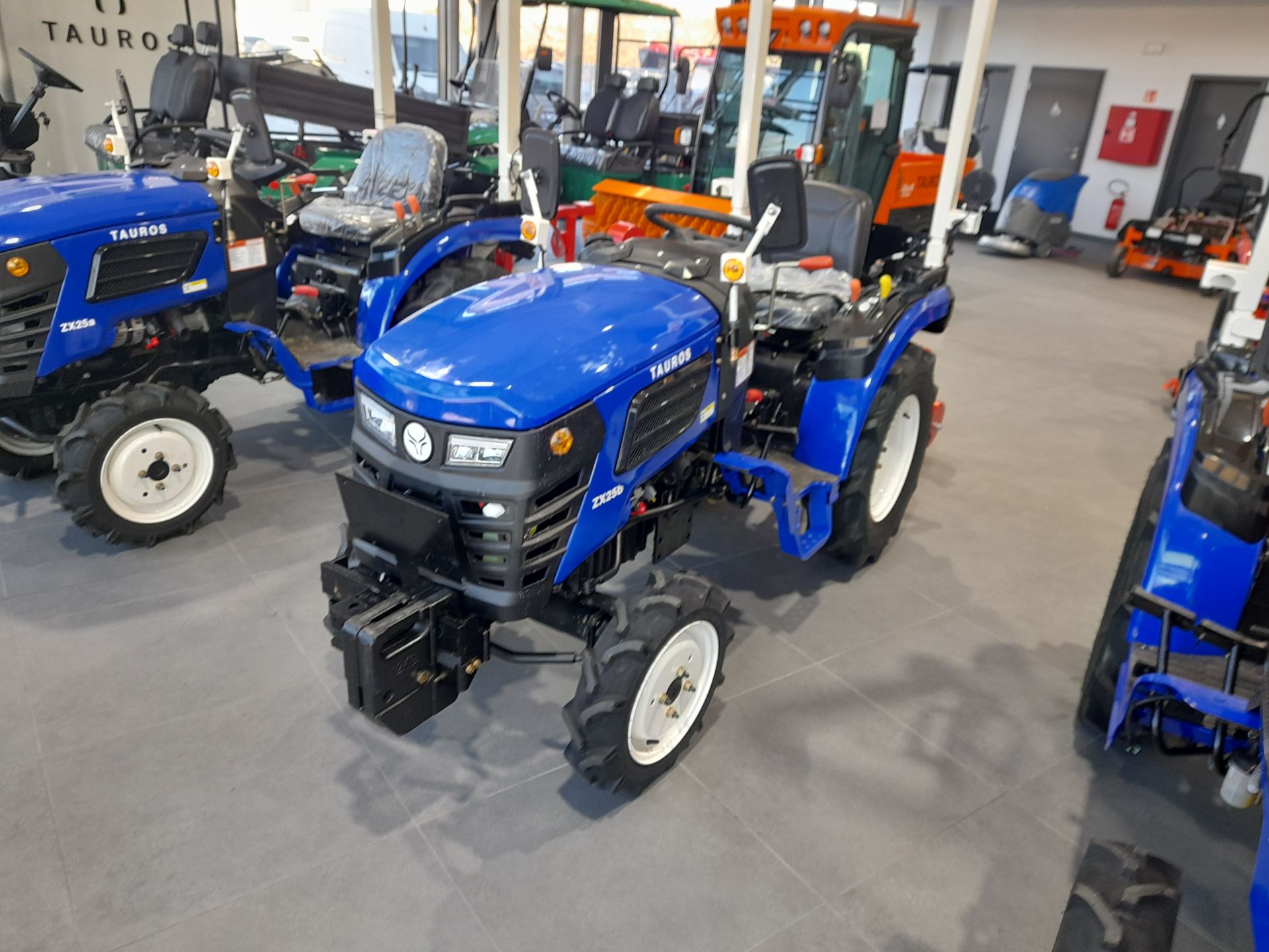 Eladó Taurus Tauros ZX25 4x4 keskeny nyomtávú kertészeti traktor ...