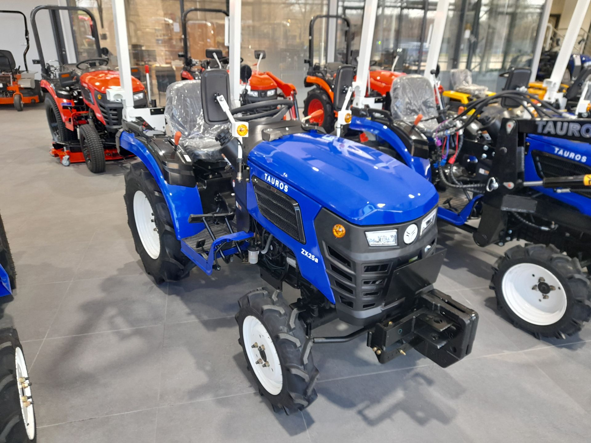 Eladó Taurus Tauros ZX25 4x4 keskeny nyomtávú kertészeti traktor ...